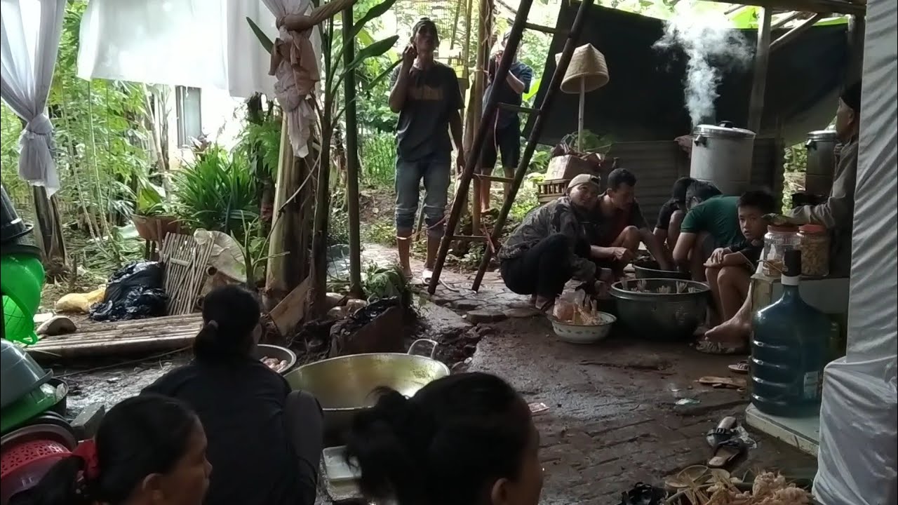 Sudah jarang ditemui di kota hajatan unik di kampung Cigawir Garut ...