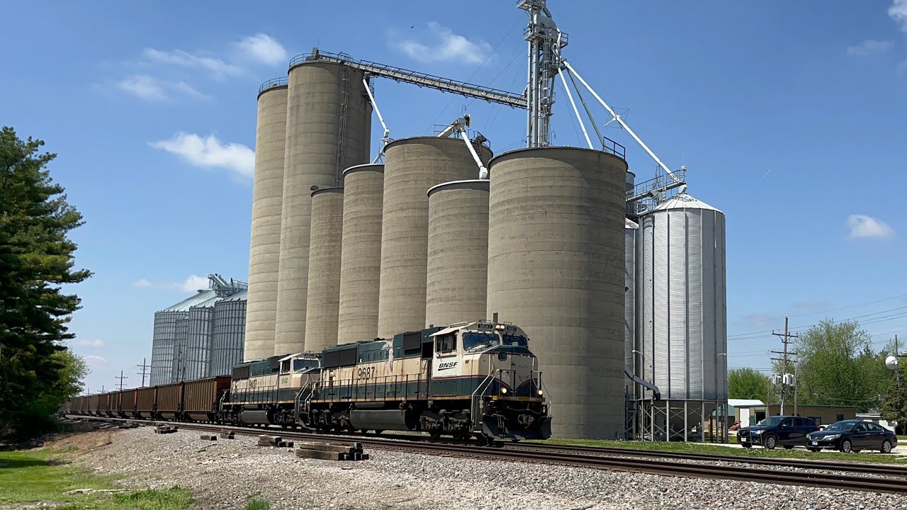 Chasing a BNSF Executive SD70MAC duo 5-9-23 - YouTube