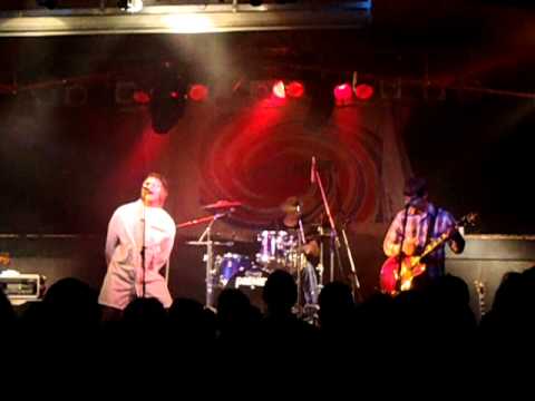 definitely mightbe oasis tribute band roll with it - YouTube