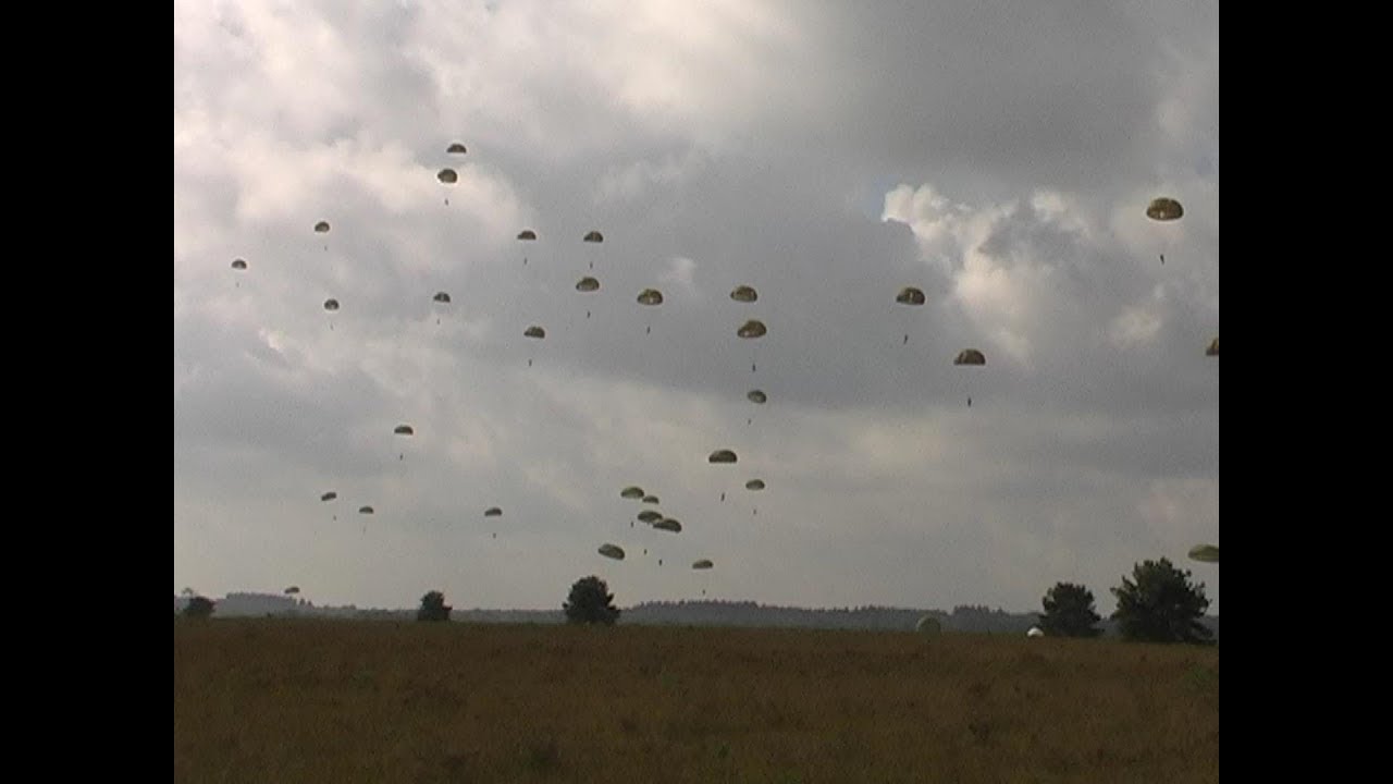Paradropping Houtdorperveld 2017 - YouTube