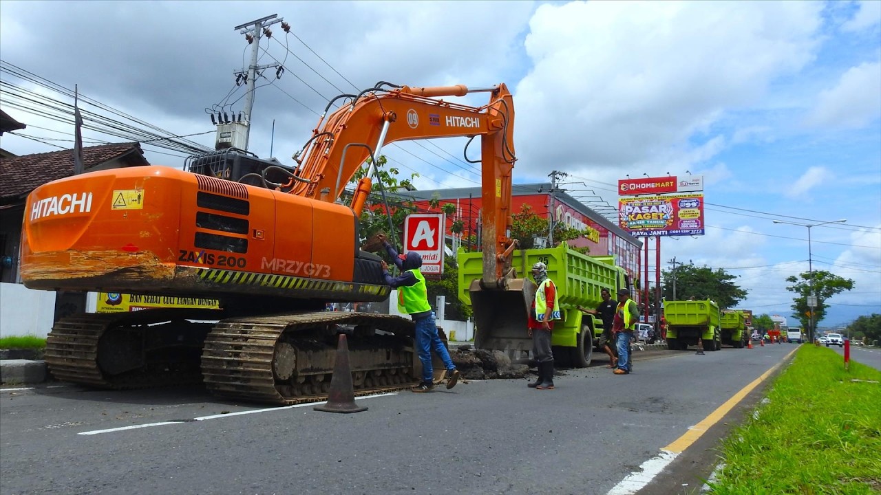 Old And Bad Asphalt Road Digging Up In Heavy Traffic - YouTube