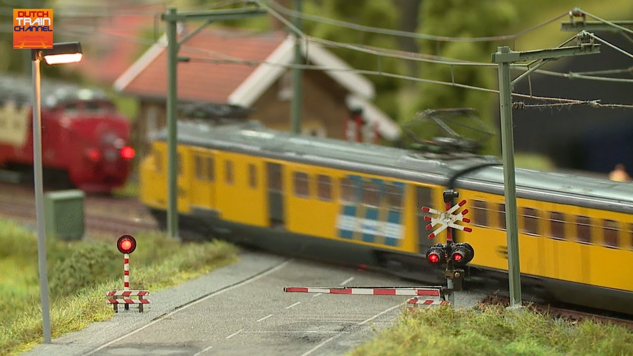 Dutch Model Trains - Dutch railroad crossing at Eurospoor 2016 (1 ...