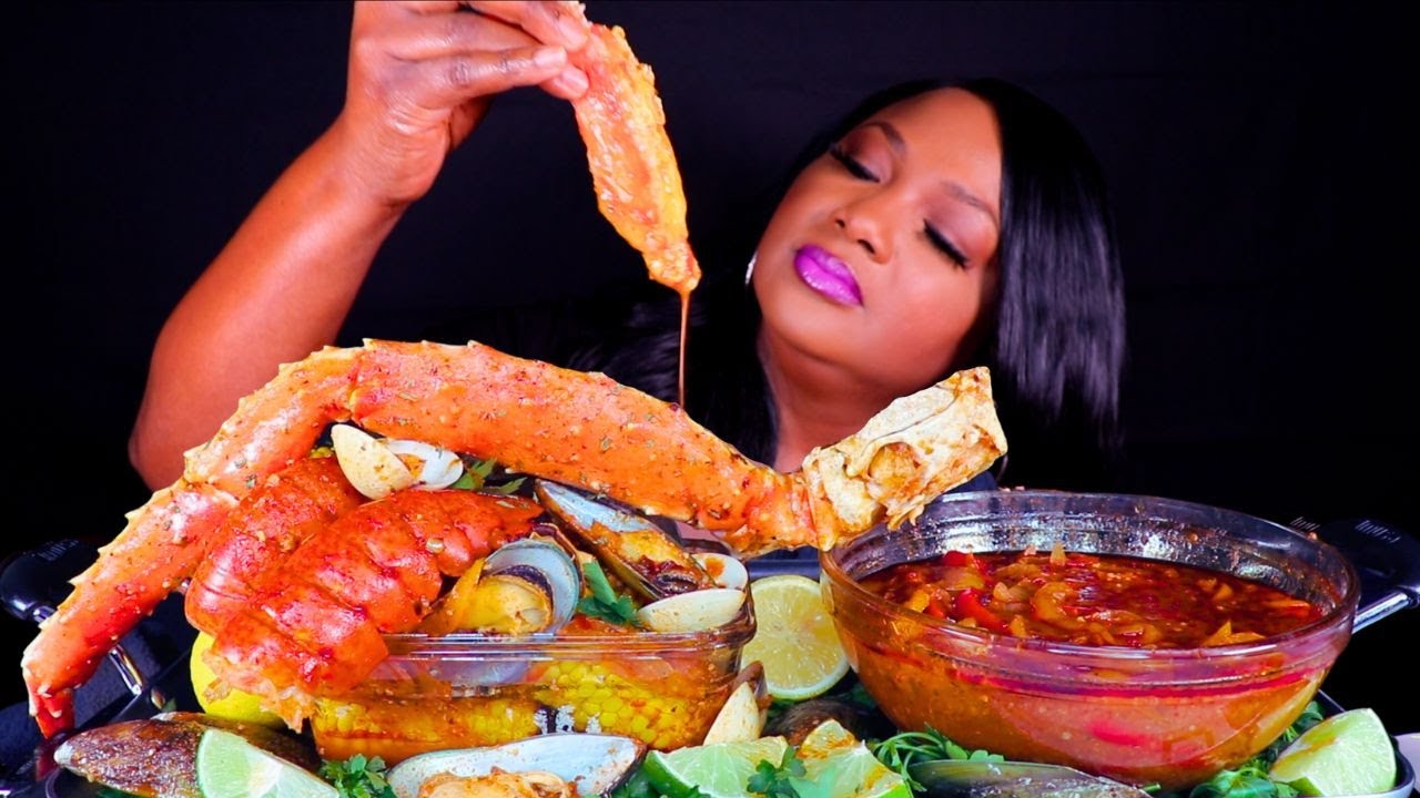 KING CRAB SEAFOOD BOIL MUKBANG | LOBSTER TAILS , GREEN LIP MUSSELS ...