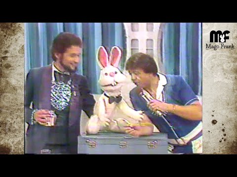 DUELO DE MAGOS. PARTE 1: ¡AGUAS!. 1980 En familia con Chabelo.