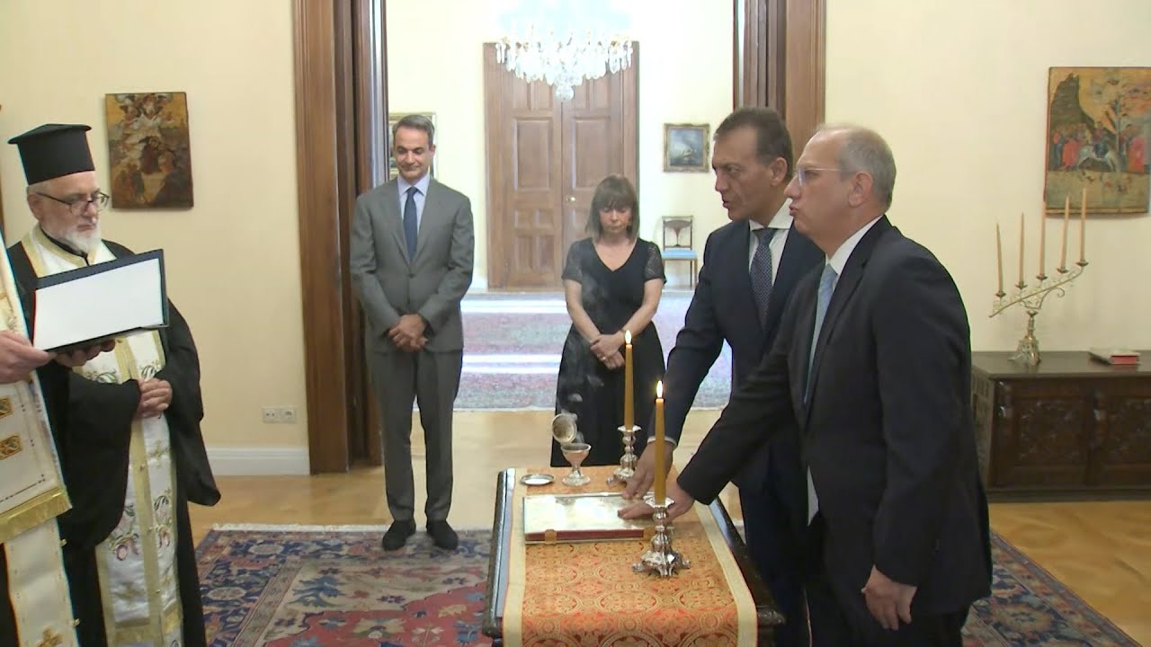 Ορκωμοσία Ι. Οικονόμου και Ι. Βρούτση στο Προεδρικό Μέγαρο - YouTube