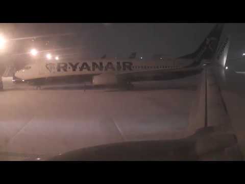 Ryanair snow landing in Bucharest Otopeni - YouTube