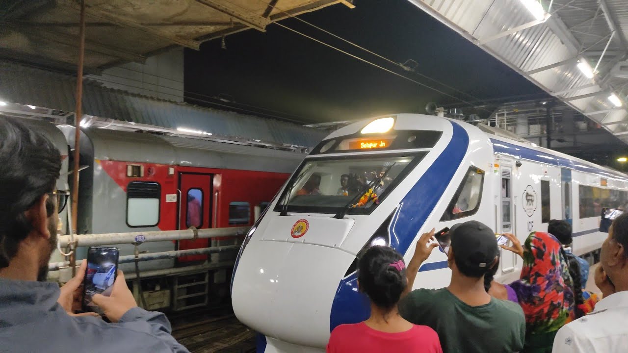 First arrival of CSTM SOLAPUR VANDE BHARAT AT SOLAPUR RAILWAY STATION ...