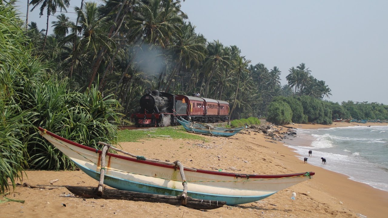 Sri Lanka steam locomotive 251 at beach, train à vapeur à Colombo ...