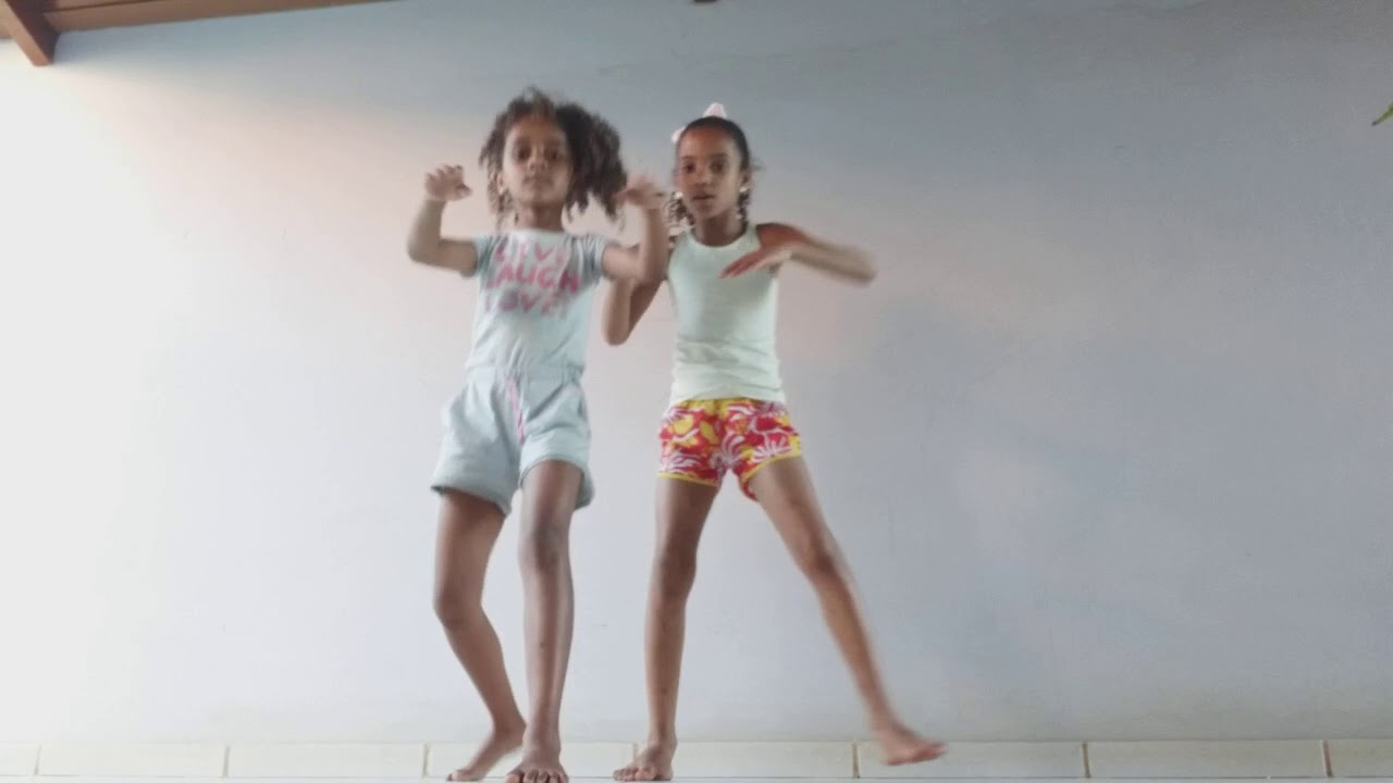 Eu e minha prima dançando brisa - YouTube