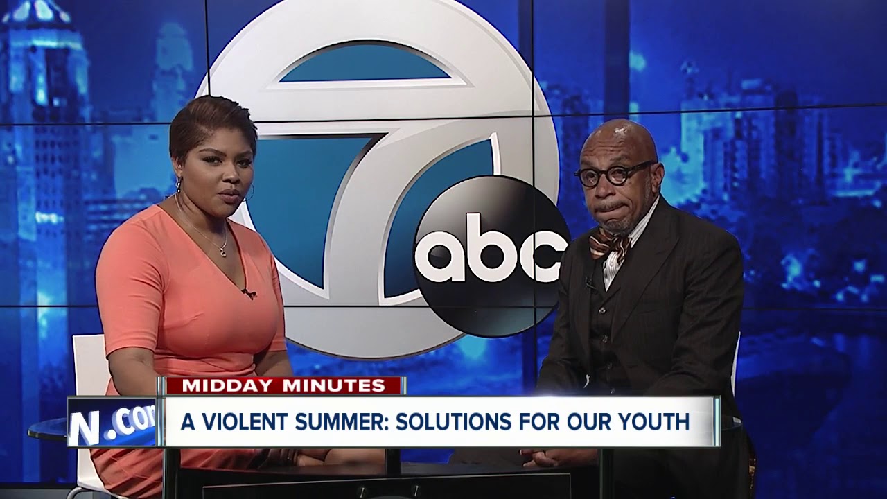 Midday Minutes: Darius Pridgen tackles youth during violent buffalo ...