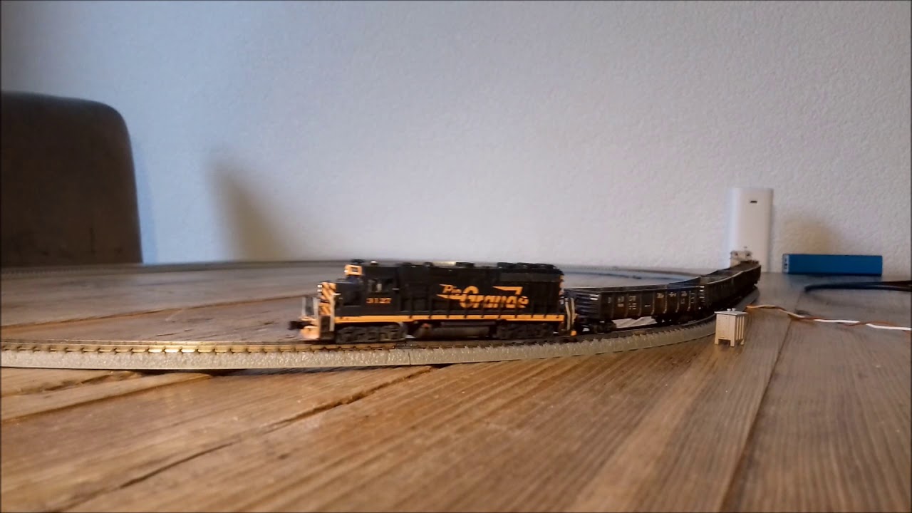 Z scale GP40 2 mars light - YouTube