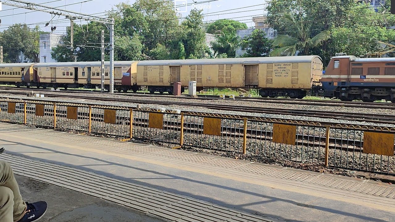 santa Cruz station ll arriving Punjab mail train 🚂🚋🚃🚋🚃🚋🚃 in Mumbai ...