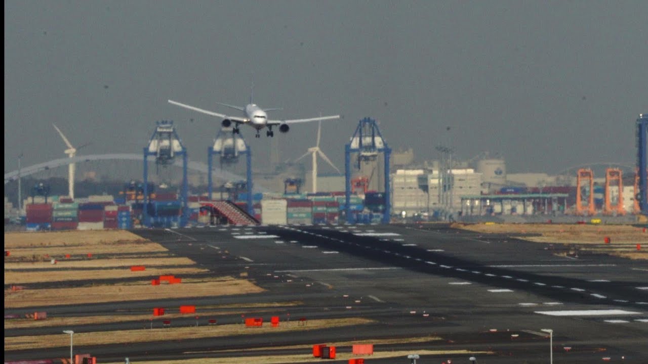 INTENSE WINDSHEAR Two Aircraft go-arounds - YouTube