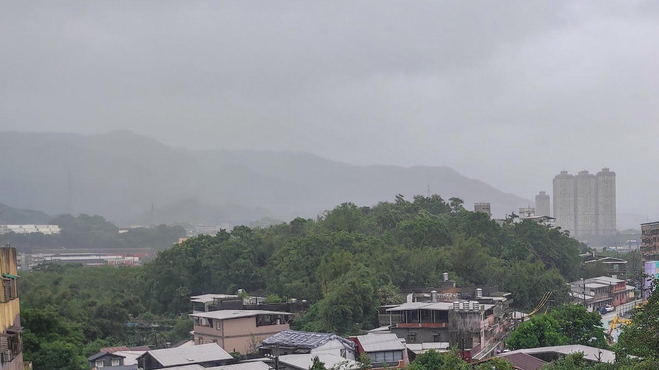 Strong wind typhoon in Taiwan today - YouTube