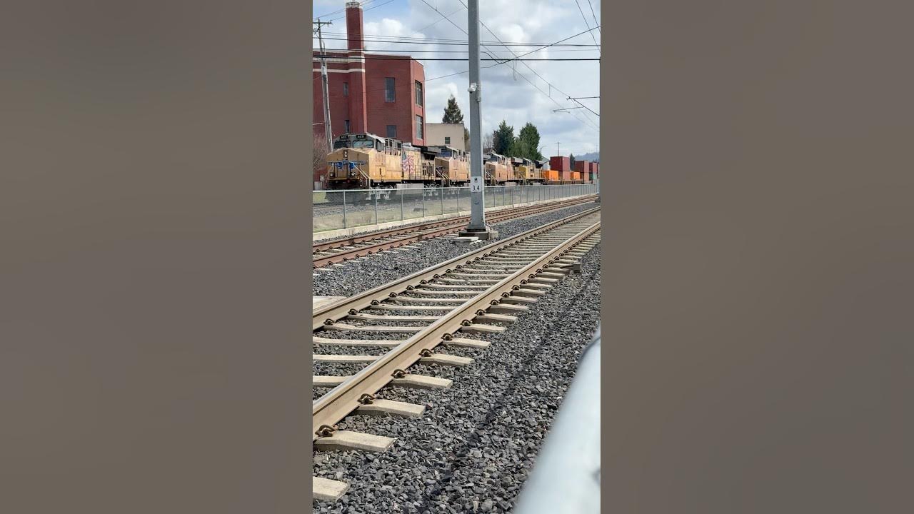 UP 6071 Backs Into The UP Brooklyn Yard After Going Into Emergency - YouTube