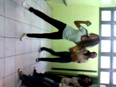 Joyce e as garotas dançando funk