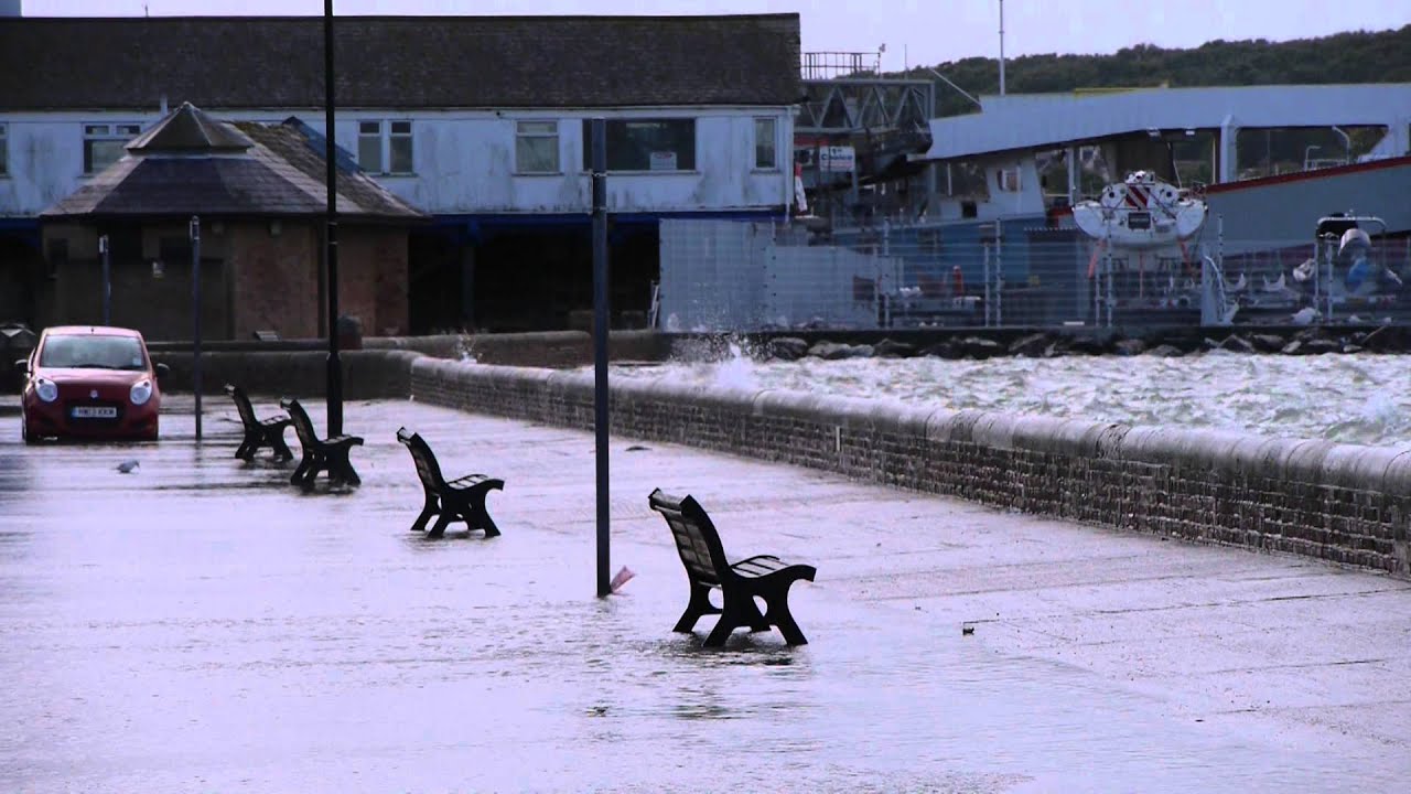 Isle of Wight Snapshot - Flooding in East Cowes Nov. 2013 - YouTube