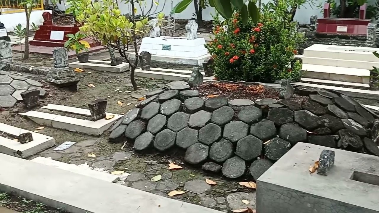 Ziarah Makam Sunan Kalijaga (Walisanga) di Kadilangu, Demak - YouTube