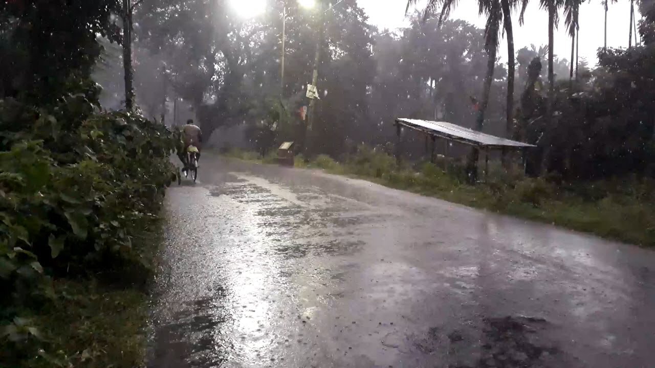 Sounds of heavy rain and thunder Falling on desolate road at night ...