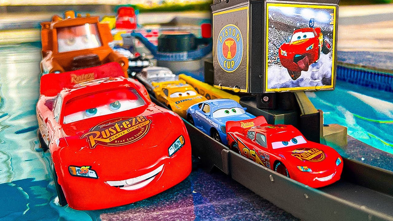 Clean up muddy minicars & disney car convoys! Play in the garden - YouTube
