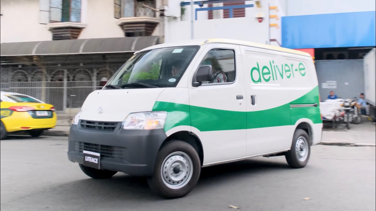 Toyota Lite Ace helps coffee shop owner with his supply run - YouTube