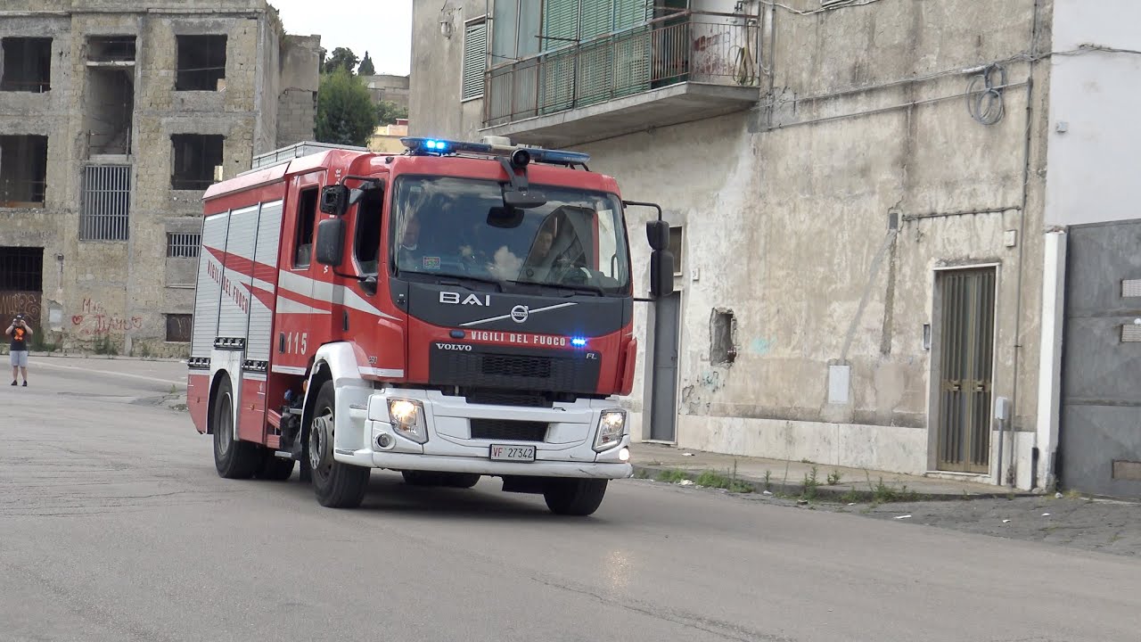 APS Volvo Vigili del Fuoco Napoli in sirena/Napoli Fire Department ...