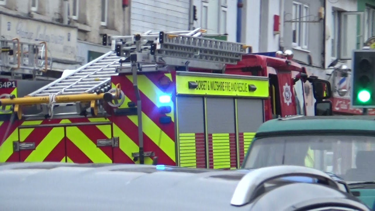 Dorset & Wilts Fire Rescue Service Scania P280 responding Gorse Hill ...
