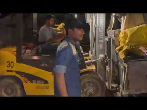 operation against illegal commercial activity near bohra pir jama cloth market karachi