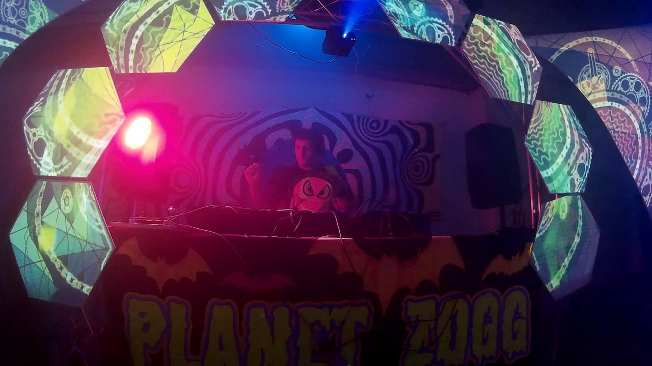 Lost Element @ Planet Zogg & Mango Disco Halloween Ball - YouTube