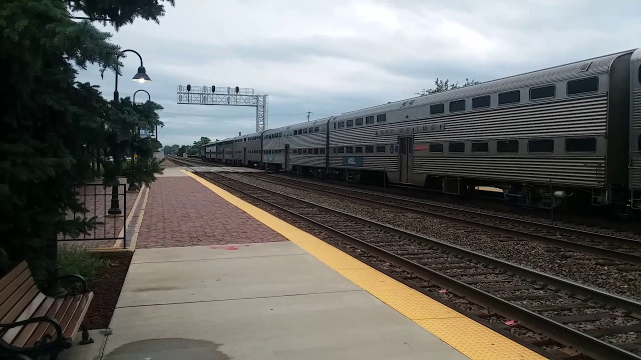 Metra westbound train stopping at Berwyn station - YouTube
