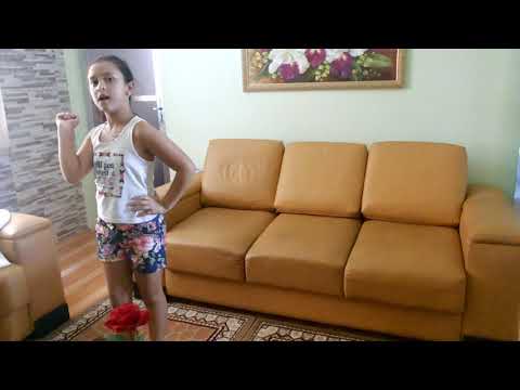 Isabella Tramontano Lisboa, com 6 anos,dançando uma de suas músicas preferidas.