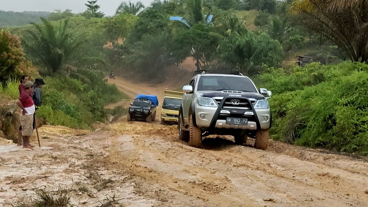 Uji Kualitas 4x4!! Strada L200 VS Toyota Fortuner Uji Kemampuan Di ...