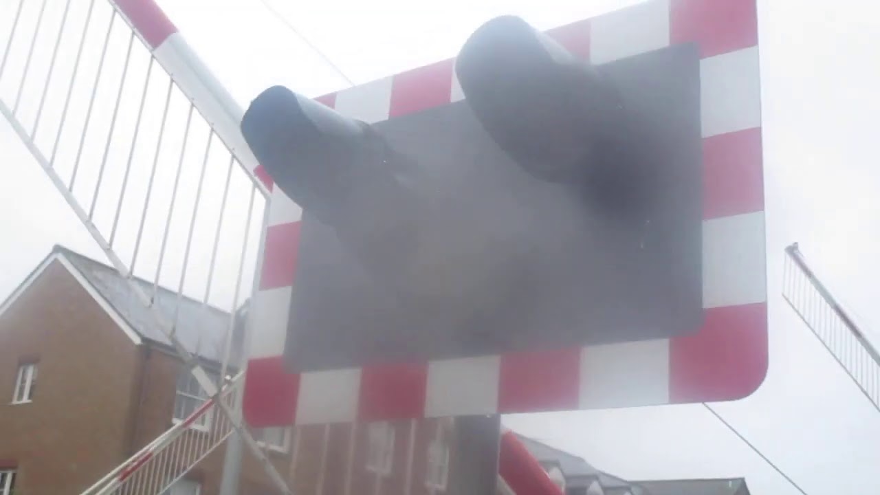 chichester level crossing - YouTube