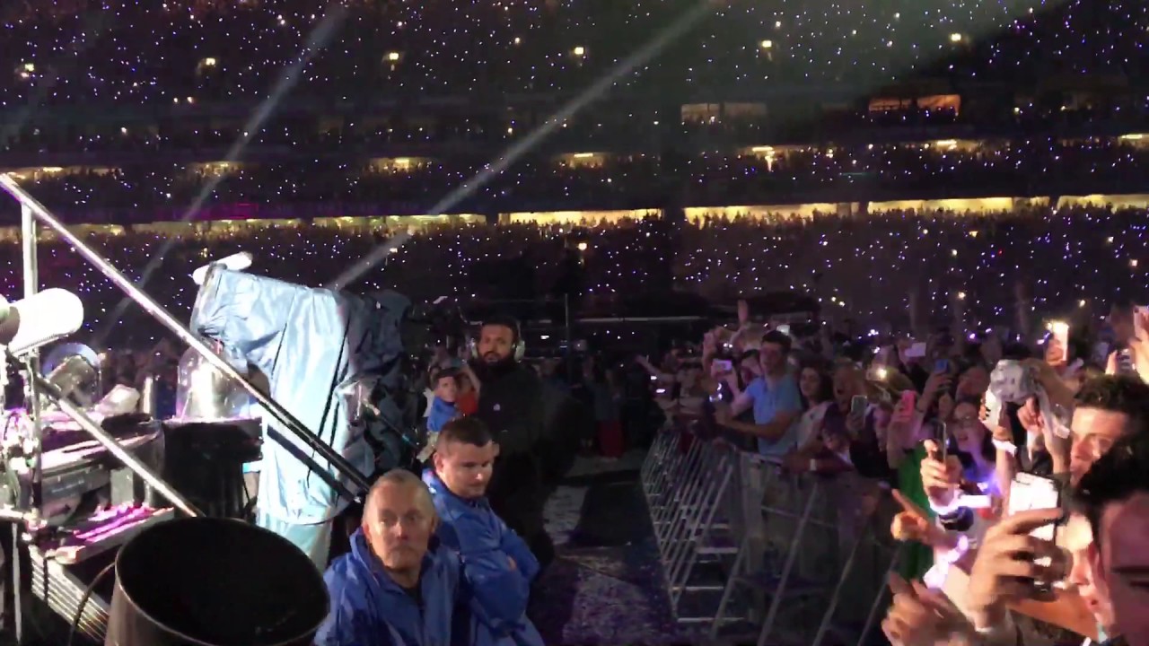 FAN INVITED ON STAGE - COLDPLAY DUBLIN 2017 - YouTube