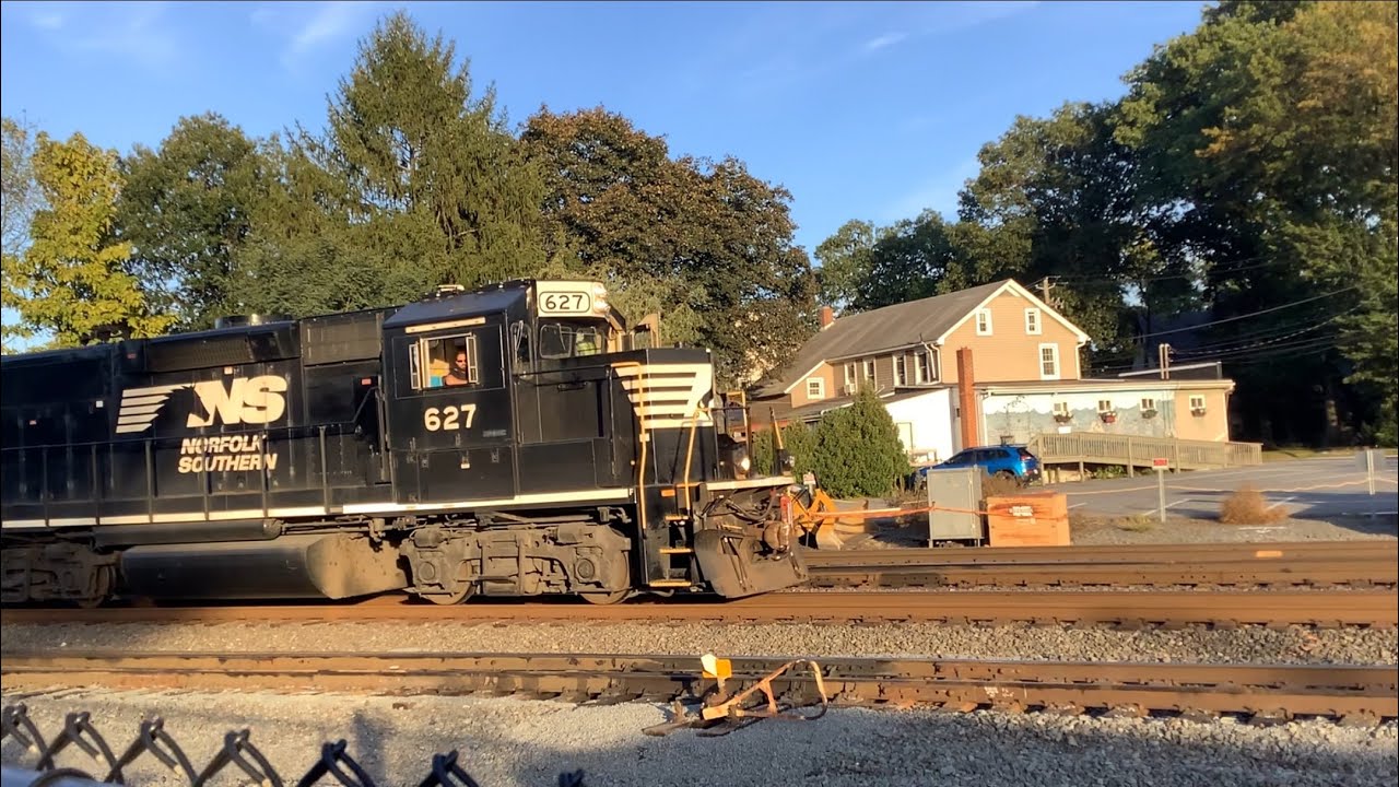 NS 627 leads a “short” train with NS6655 trailing - YouTube