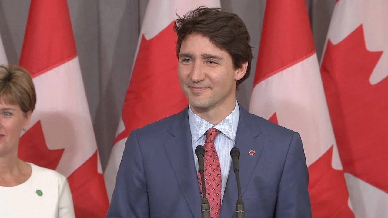 Reporter makes things awkward for Trudeau - YouTube