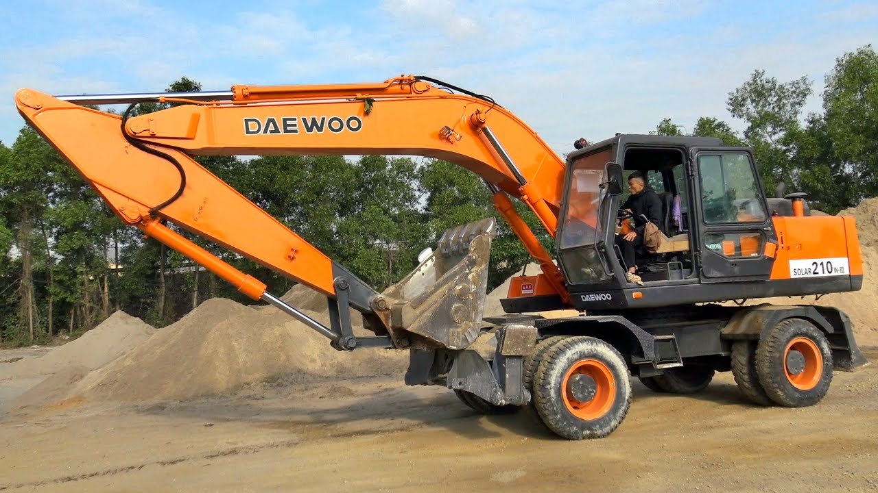 Máy Xúc DAEWOO SOLAR210W Đào Múc Đất Lên Xe Ô Tô Tải Ben TMT ...