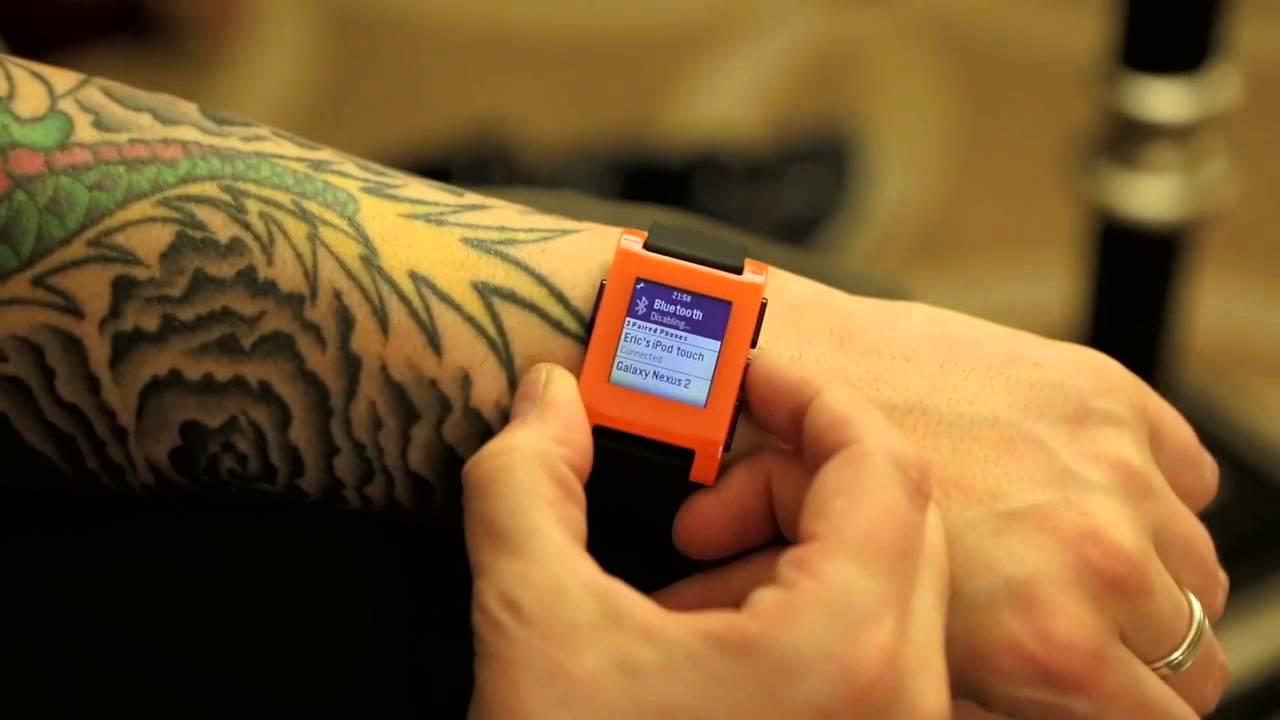 Pebble E-paper smartwatch demo @ CES 2013 - YouTube