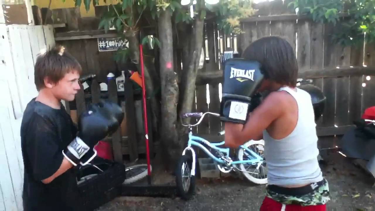 2 boys boxing part 2 - YouTube