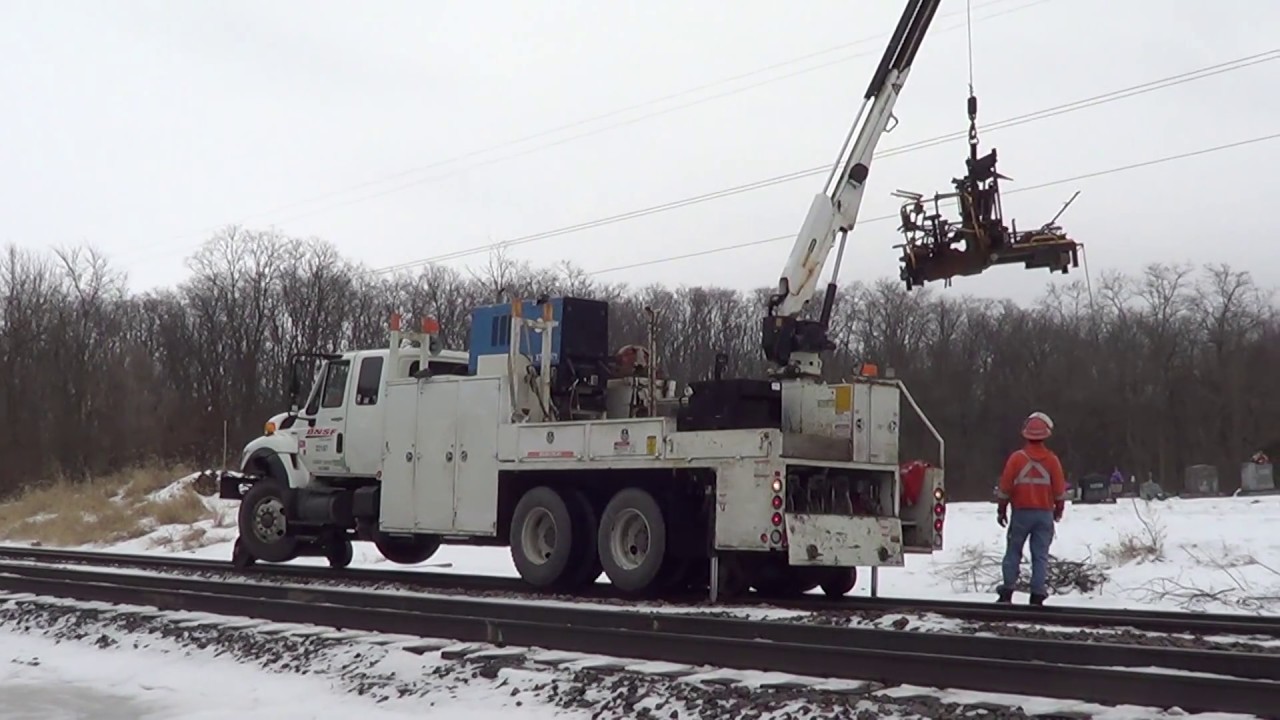 BNSF MoW Crew Sets Up to Replace Rail Before Amtrak Goes By - YouTube