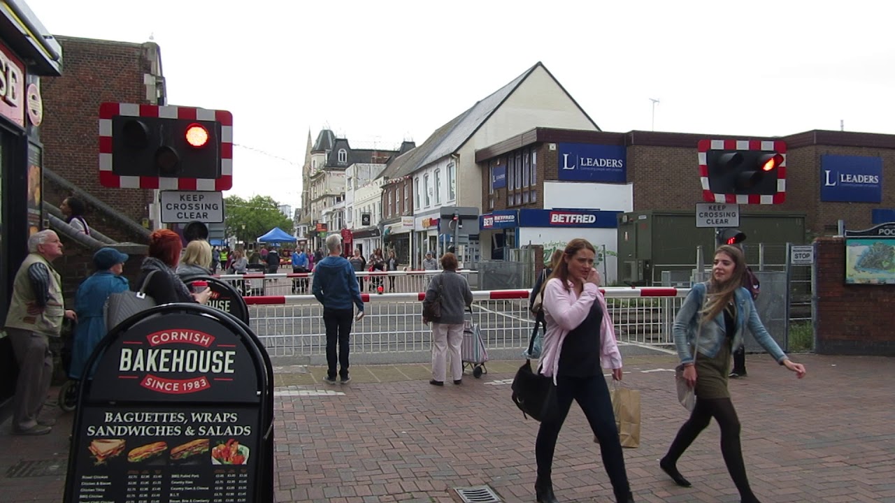 Poole Level Crossing 11/10/2018 (2) - YouTube