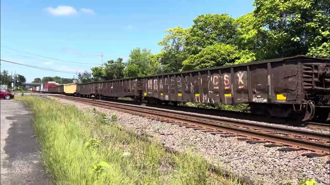 CSX 457 CW44AC leads CSX M410 through Piscataway with a friendly crew - YouTube