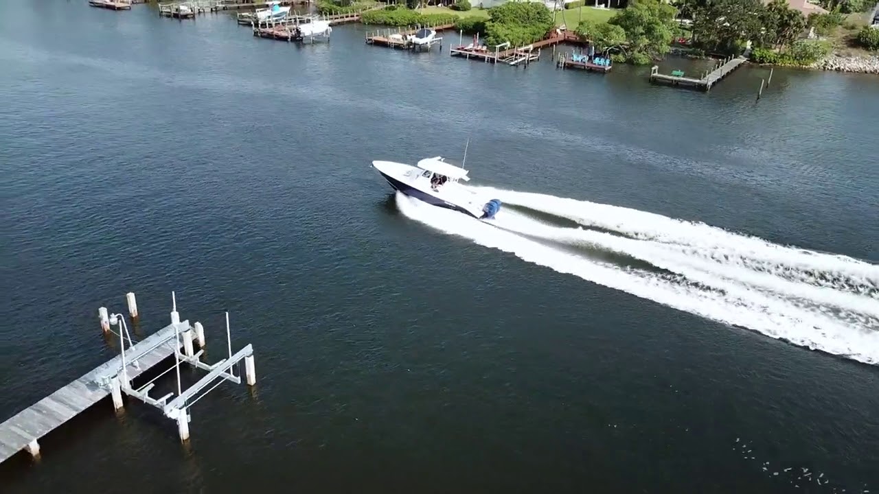 Everglades 335CC - YouTube