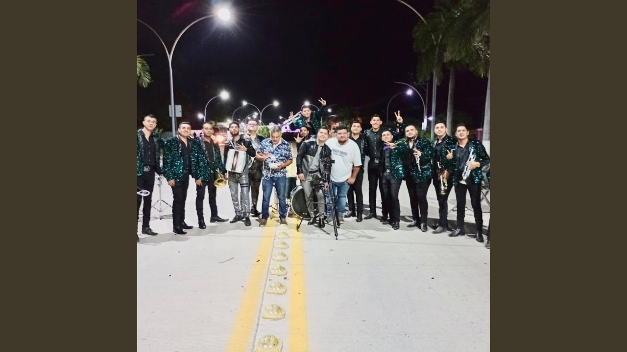 Estilo Ranchero (En Vivo) - YouTube