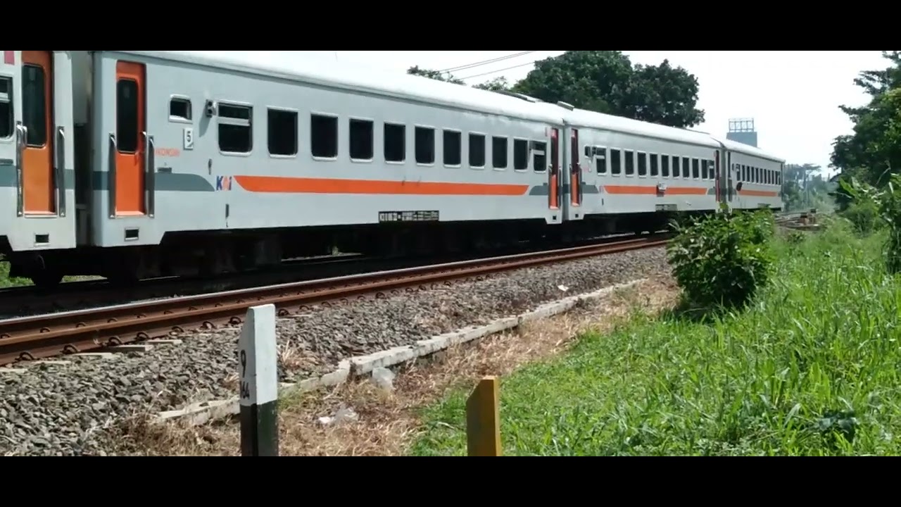 KA BANDUNG RAYA masuk jalur 1 stasiun gedebage,,,, - YouTube