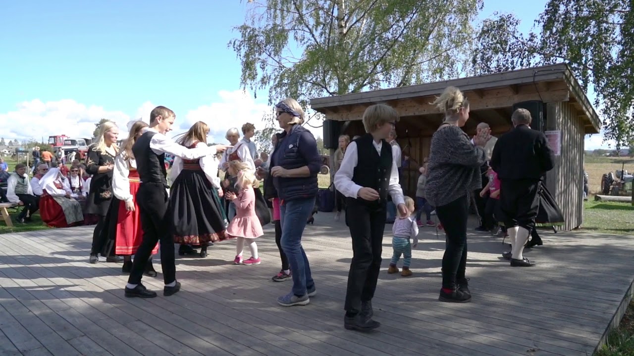 Alix Cordray underviser i klappdans på Gamle Hvam 26.8.2018 - YouTube