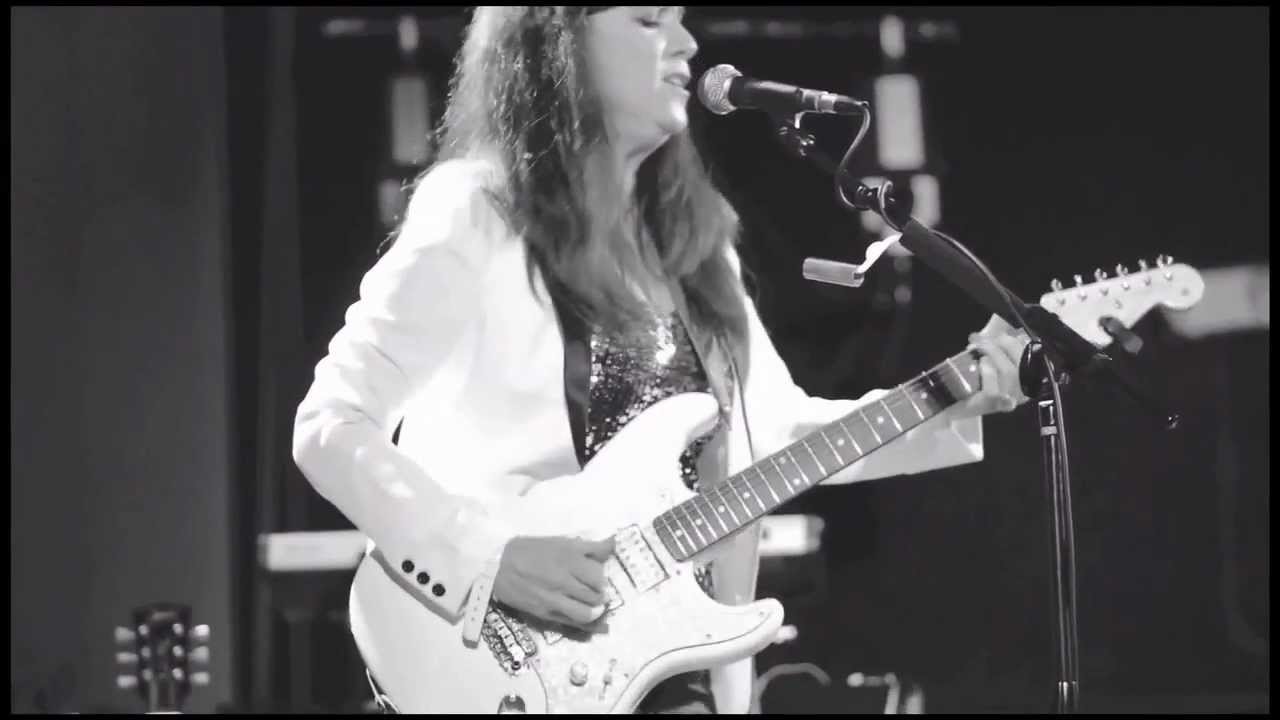 Liz Larin Performance LusterKraft 'Hurricane' Live in Detroit - YouTube