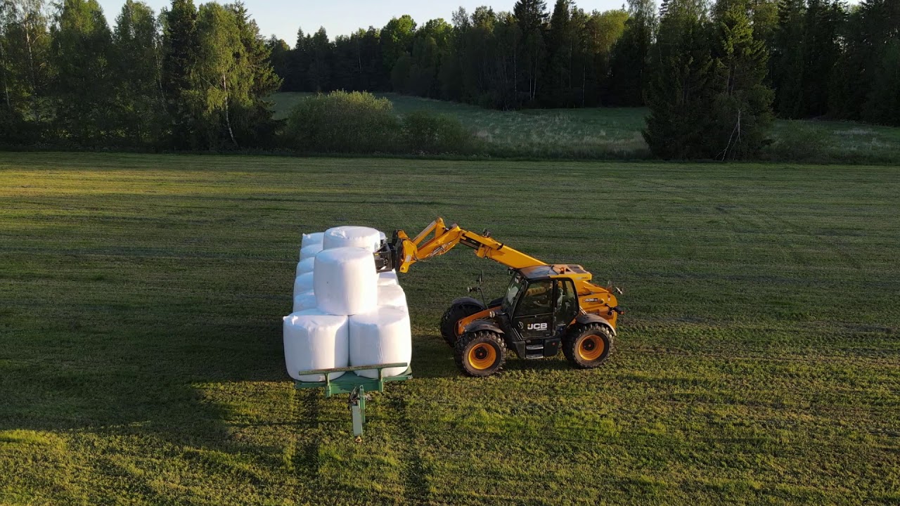 JCB loading bales - YouTube