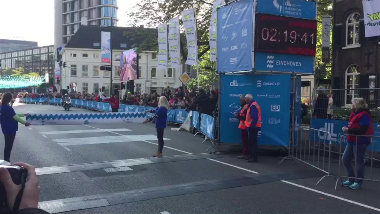 Ontlading bij Harm Sengers na de finish in de Eindhovense marathon ...