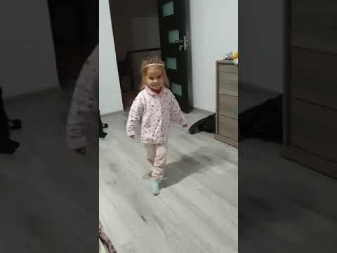 Porojan Rebeca Maria dansează